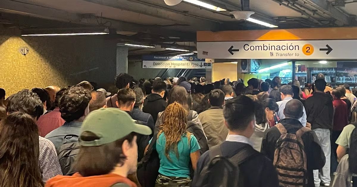 Retraso del Metro de Santiago: Falla Técnica y Persona en Vía